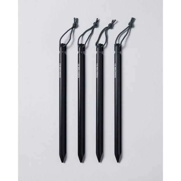 ツイスト形状の断面と25cmの長さにより強力な保持力を持つペグ。地中での回転や本体の曲がりを抑えます。大型のタープやテントの固定に最適です。4本セット。■仕様・カラー：Black・重さ：38 g/pcs・サイズ：W14 × W14 × L2...