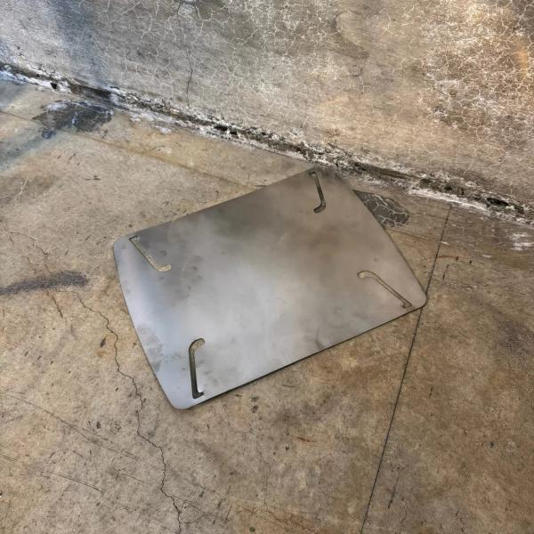 地面への放熱を完全遮断してくれます。※IRORI-202専用のオプションパーツです。焚火台は別売となります。※IRORI-202収納袋に収まります。※ モニターの発色によって色が異なって見える場合がございます。