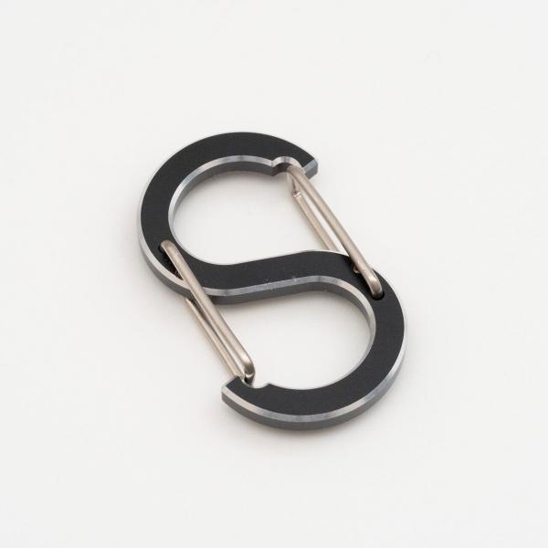 栗原精機オリジナルの純日本製カラビナ。航空機器などにも使用される軽くて丈夫な金属「ジュラルミン」の塊を精密切削技術で削り出してできています。本体はもちろんのこと、耐久性の高い棒バネ、オリジナルのネジも日本製を使用。※登山用途には適していない...