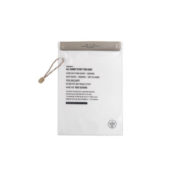 暮らし・旅・遊びのガジェットアイテムとしてあると便利な防水バッグ。本来はその名の通り、濡らしたくない携帯小物類を水気から守る収納バッグですが、日々の暮らしや、旅先、外遊びなどさまざまなライフシーンで使える小物収納として提案します。袋の口を3...