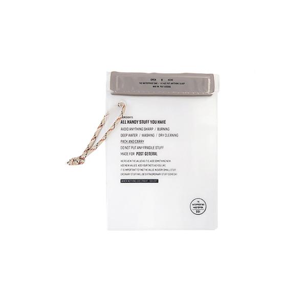 暮らし・旅・遊びのガジェットアイテムとしてあると便利な防水バッグ。本来はその名の通り、濡らしたくない携帯小物類を水気から守る収納バッグですが、日々の暮らしや、旅先、外遊びなどさまざまなライフシーンで使える小物収納として提案します。袋の口を3...