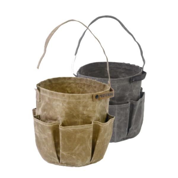 蝋引きのキャンバス生地を使用した無骨な素材感際立つシリーズ。工具やアウトドア用品の収納に便利なラウンドバケツ型のツールバッグ。折れ曲がった部分の生地表面に白いシワができることで風合いが増し、使うほどにより味わい深い表情をお楽しみいただけます...