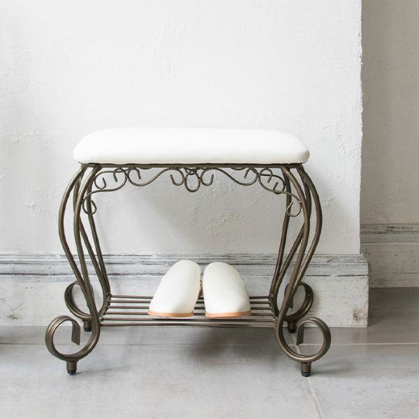 曲線をあしらった装飾の洗練されたデザイン、心地よさを醸し出すアンティークゴールドが人気の『Celestia（セレスティア）』シリーズのエントランスチェア。クッション入りの座面は座り心地も良く、靴の脱ぎ履きをラクにしてくれます。座面下には靴や...