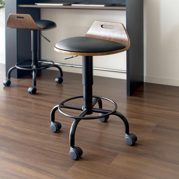 長時間の立ち仕事になる、キッチンでのお料理は、足や腰が疲れがち。そんなときサッと座れるカウンターチェア『Cuenca（クエンカ）』があれば毎日のお料理も快適！高級感のある天然木突板の曲げ木と、ブラックのレザー座面の組み合わせがインテリア性の...