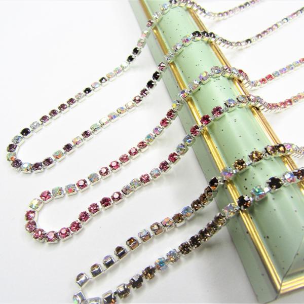 サイズ：1粒約2.5mm長さ約1ｍカラー：アメジストMIXピンクMIXトパーズMIX海外製の為、ストーン落ちが見受けられるパーツです。検品はしておりますが見過ごしがある場合もございます。予めご了承ください。モニターの発色の具合によって実際の...