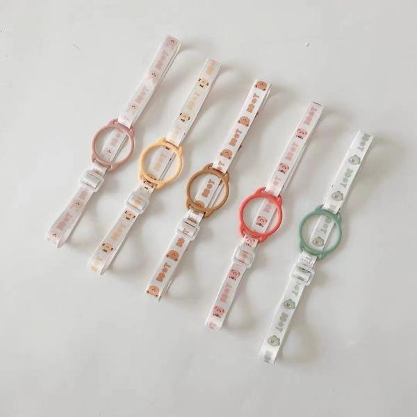 マグや水筒にとりつけて肩からさげられるストラップ長さの調節もできるので長くお使いいただけます?装着部分はシリコン製で伸縮するため簡単に装着できます♪【サイズ】・ベルトの長さ　33〜62cm　幅　2cm・シリコンリングの直径　5cm※ダイナソ...