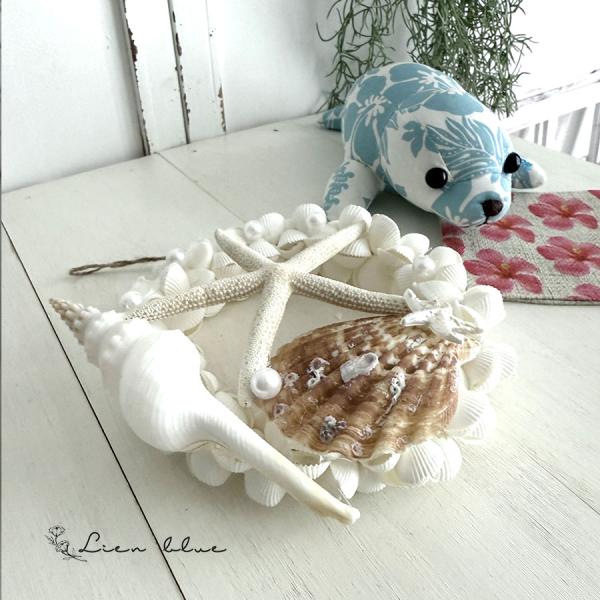 Hawaiiの海を思わせる貝殻リースです。ちいさな貝殻が幾重にも丁寧に付けられたまぁるいリース。ドアや壁に飾るだけで南の島の気分を味わえますね！大きなヒトデや貝殻がかわいい、シンプルなデザインです。ハワイ好きさん、フラダンスの方、海が大好き...