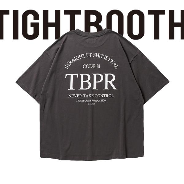TIGHTBOOTH タイトブース Tシャツ TBPR TIGHT BOOTH  STRAIGHT UP S/S T-Shirt Charcoal-Staff's Comment-・ブランドのアイコニックなメッセージをバックにシルクスクリー...