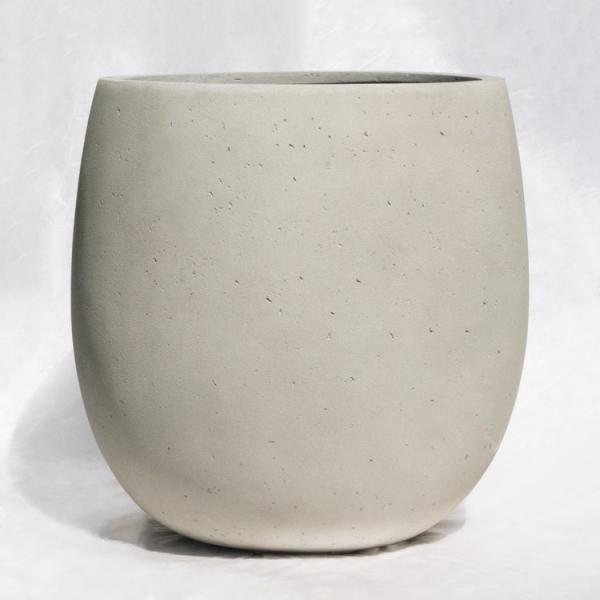 柔らかなフォルムに重厚感のある質感は軽量ながらモダンな空間に存在感が引き立ちます。