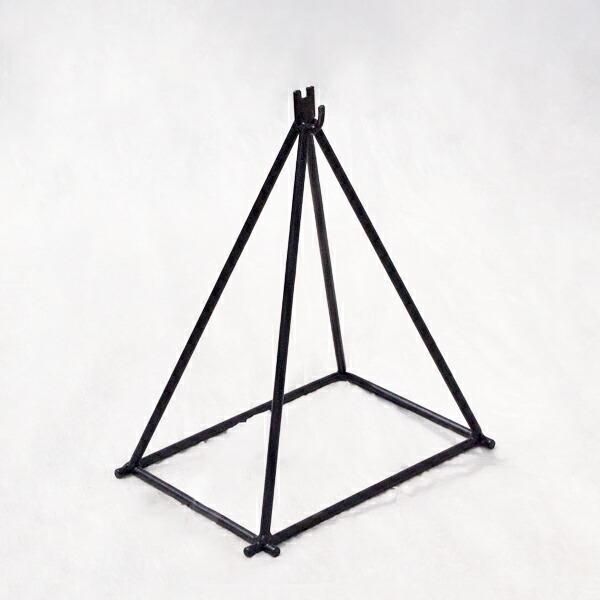 寄せ植え用リングバスケット（リースリング）専用のアイアン製設置台、“マルチベースピラミッド”です。リングバスケットをフックに吊り下げる他、上部から突き刺したり、また複数の設置面を利用し、リングバスケットをオシャレに飾れます（商品サブ画像参照...