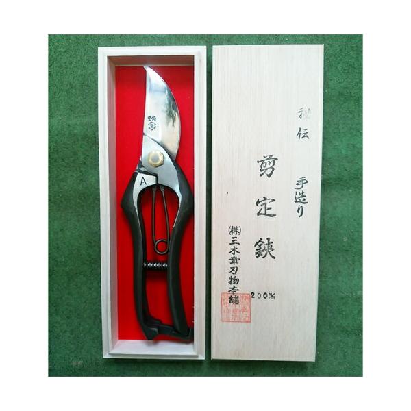 100年の伝統を持つ三木章刃物の園芸鋏は熟練の職人が丹精を込めて作り上げた造園家・盆栽マニアから根強い人気逸品揃いです。ユーザーの使い勝手を追求して完成したハンドルの握り易さとワンランク上の鋼を使った切れ味はビギナーからプロまで長くお使いい...