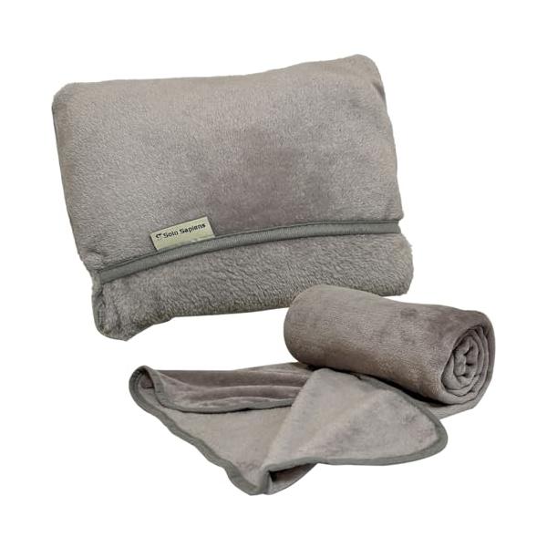 ・グレージュ  ・・Color:グレージュ・【くるんと丸めてコンパクト】ソロサピエンスのくるんけっと [Qruneket] は、コンパクトに収納可能なブランケットです。140cmx90cmの大判サイズで、毛布やひざかけとして活躍します。生地...