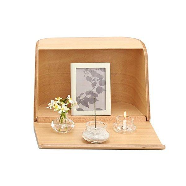 【内容】本体,花立て,香炉,火立て,写真立て,お線香(やさしい時間森の香り 約50g),ローソク(豆粒約50g入),香炉灰(約20g)【原産国】日本【商品サイズ】■本体:幅約300×高さ225×奥行き(開いたとき)358mm×奥行き(閉じた...