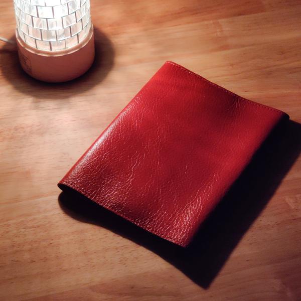 ■イタリア製皮革使用ブックカバーイタリアより輸入された品質の高い皮革を使用した文庫本用ブックカバー。■栞（しおり）ももちろん本革栞やベルトも全て本体素材と同じ本革を贅沢に使用しております。■1点1点異なる表情をお楽しみください天然素材につき...