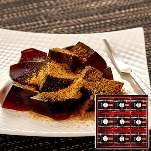 【発売日：2026年09月18日】まろやかな黒糖の風味広がる『もっちり　ぷるり』とした黒わらび餅。香ばしい黒きな粉との出会いが、美味しさを引き立てます。沖縄産黒糖入り黒糖を加えたわらび餅に、五つの黒の素材をブレンドしたきな粉を合わせました。...