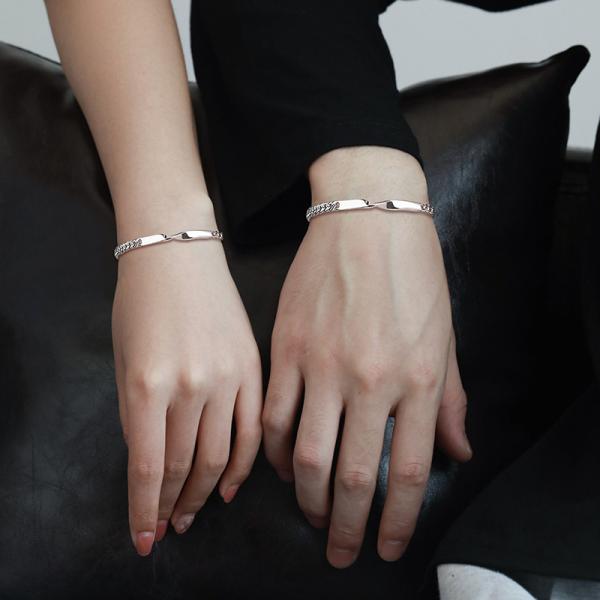 シンプルで洗練されたデザインのブレスレット。程よいボリュームのチェーンと、中央のプレート部分がさりげないアクセントに。無駄のないミニマルなフォルムで、男女問わずお使いいただけるユニセックス仕様です。カジュアルコーデにもきれいめスタイルにも合...