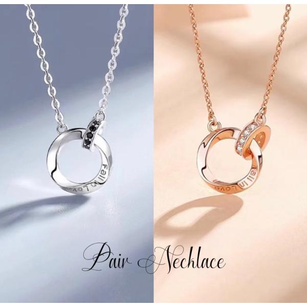 シンプルで洗練されたデザインのリングモチーフペアネックレスです。2つのリングが重なるデザインは「つながり」や「絆」をイメージし、特別な想いを込めたアクセサリーとしておすすめ。さりげなく刻まれたメッセージとラインストーンが、上品なアクセントに...
