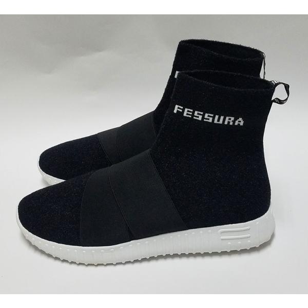 表面がほわほわとした触り心地のストレッチ素材で、足首とバックのテープに入ったブランドロゴがポイントのハイカットスニーカー。履き口は狭めですが、履くとスッキリとした見た目です。全体的にもフィット感のある履き心地です。