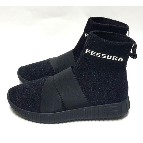 表面がほわほわとした触り心地のストレッチ素材で、足首とバックのテープに入ったブランドロゴがポイントのハイカットスニーカー。履き口は狭めですが、履くとスッキリとした見た目です。全体的にもフィット感のある履き心地です。