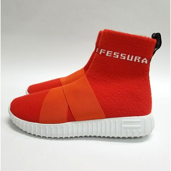 表面がほわほわとした触り心地のストレッチ素材で、足首とバックのテープに入ったブランドロゴがポイントのハイカットスニーカー。ニット素材よりフィット感があり、靴下を履いたような可愛い見栄え。アウトソールは軽く、オレンジのビタミンカラーがイタリア...