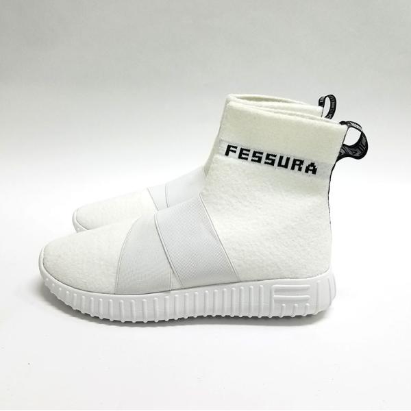 表面がほわほわとした触り心地のストレッチ素材で、足首とバックのテープに入ったブランドロゴがポイントのハイカットスニーカー。ニット素材よりフィット感があり、靴下を履いたような可愛い見栄え。アウトソールは軽く、オレンジのビタミンカラーがイタリア...