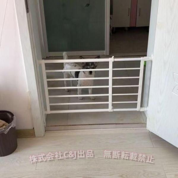 【新しいデザイン】伸縮式ドッグゲート、開閉が簡単、取り付けが簡単。あらゆるサイズに適しており、取り付けの手間を省きます。【材質&amp;amp;amp;amp;amp;amp;安全】ABSプラスチック+チタン鋼、優れた腐食防止と耐荷重性を備...