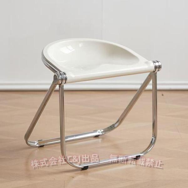 安全で快適： チェアの足には滑り止めのゴムパッドが付いており、安心してご利用いただけます。屋外のダイニングを一新： モダンでスタイリッシュなアクリル製の折りたたみダイニングチェアは、パティオやビストロ、レストランなどの屋外スペースを格上げし...