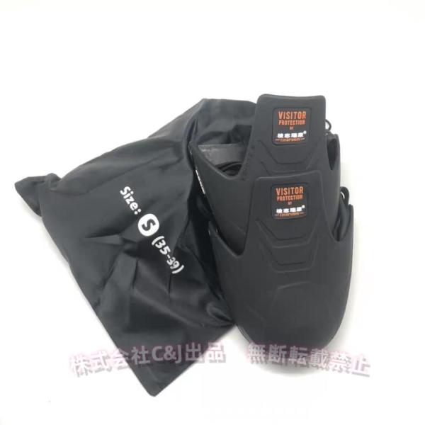 【商品紹介】取付簡単！今履いているシューズや革靴の上から履くだけでに早変わり！便利で使いやすいので、作業現場では必須のアイテムです。工場の立ち入り、一時的な利用に重宝します。【耐衝撃性！つま先をガード】先端部分は超硬度の鋼鉄ので、重い物や障...