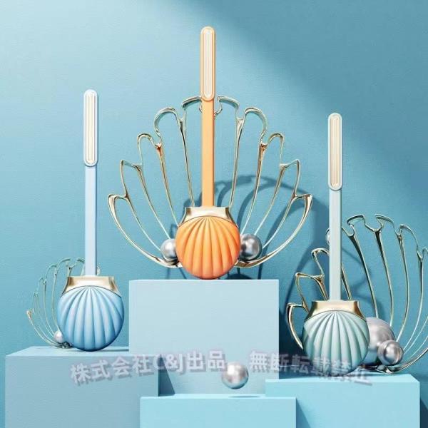 シリコン製トイレブラシ。シェルデザインのケースがお洒落♪壁掛けでスッキリ収納できます。【サイズについて】画像をご参照ください。【素材について】HIPS、TPR【カラーについて】生産ロットにより柄の出方や色の濃淡が異なる場合がございます。お使...