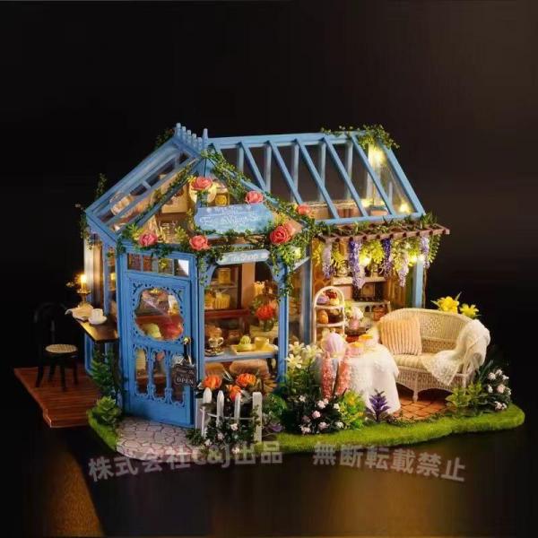 本商品はミニチュアのドールハウスの手作りキットになります。インテリアにも最適な、薔薇が咲き誇るティーハウスのドールハウスです。シャビーなブルーの外観と薔薇、店内のケーキの調和が美しい。箱・説明書は中国語で書かれていますが、図解されていますの...
