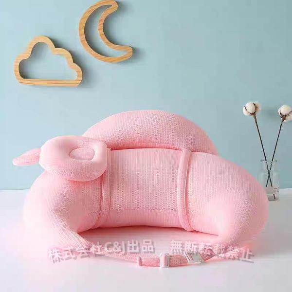 【仕様】サイズ：66x58cm 重量：1.2kg (商品のサイズを測る方法の違いによって、商品のサイズ表示で多少の誤差が生じる場合がございます。)【素材】安定感のあるサイズ、授乳クッションのカバーは肌にやさしい綿100%、クッションはポリエ...