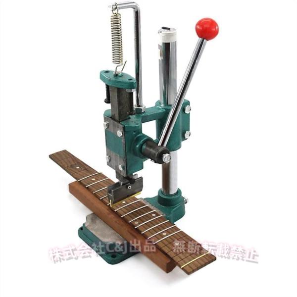 リバウンド強度を確保するために、使用中の高性能ばね、使用中の変形圧子と湾曲した銅ブロックハンドルの最後に赤いボールを持つ電気めっき合金ロッカー、滑り止めデザイン、操作が簡単これらのギターのタクサーツールはギターの技術者やギタリストへの贈り物...