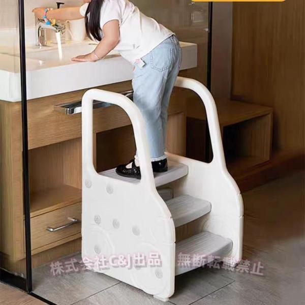 素材：HDPEサイズ:3段:(約)44.5*44*70.5cm耐荷重：約40KG特徴：●手すり付き●頑丈●3段使え便利モニターと実際の商品色が異なる場合がございます。在庫数の更新は随時行っておりますが品切れになってしまうこともございます。そ...