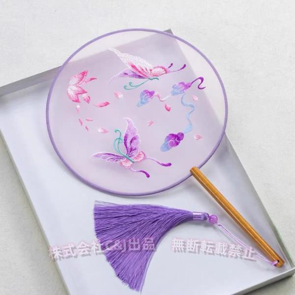 贈り物、壁の装飾、または特別な機会に非常に適しています。エレガントな黒のファブリックに美しい手作りの工芸品刺繍のパターン持ち運びや持ち運びに便利な扇子エレガントで高品質の刺繍：ファンは非フェージング、豪華でエレガントな外観、絶妙な刺繍とシル...