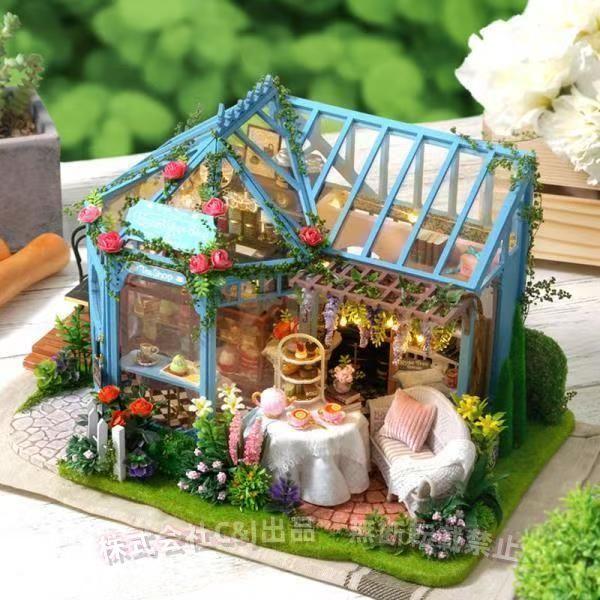 本商品はミニチュアのドールハウスの手作りキットになります。インテリアにも最適な、薔薇が咲き誇るティーハウスのドールハウスです。シャビーなブルーの外観と薔薇、店内のケーキの調和が美しい。箱・説明書は中国語で書かれていますが、図解されていますの...