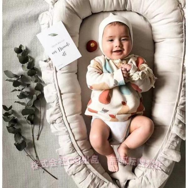 【安心感あるベッドインベッド】硬めのマットをふかふかな綿入りのフチでぐるりと囲んだデザインは、まるで子宮の中のように包み込まれるよう。大きな環境の変化で不安な赤ちゃんに安心感を与えてくれるベッドインベッドです。【添い寝時の便利アイテムとして...