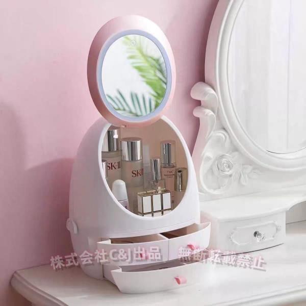 【商品名】LED付きコスメボックス【サイズ】横幅：約28cm奥行き：約18cm高さ：約35cm【内容品】・コスメボックス本体・USB充電コード【Point】・たっぷり収納できる8Lの大容量・高輝度LEDライト付き・部屋別れした４箇所の収納ス...