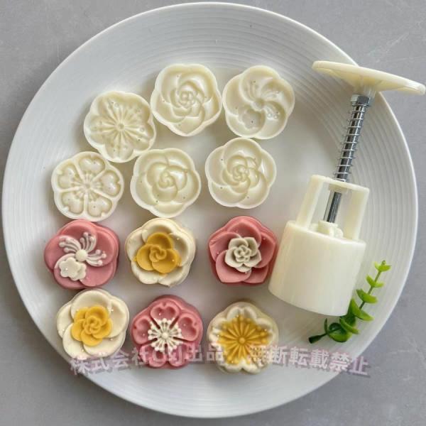 ??【高品質素材】：食品グレードのABS樹脂で作られるので、非毒性、無臭、容易に使う、ご安心に使用ください。??【パッケージ内容】：本体+模様花片6枚、6種類の花型スタンプが含まれていますから、好きな形の月餅、ケーキ、お菓子を作ることができ...