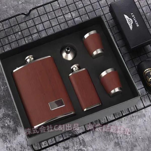 ● 容量：9オンス● 寸法：15.1 Cm X 8.3 Cm X 2.1 Cm● 素材：ステンレススチール+レザーケース、100％漏れ防止● 2つのフラスコ（大きなヒップフラスコ：9オンス、小さなヒップフラスコ：2オンス）、2つのステンレス...