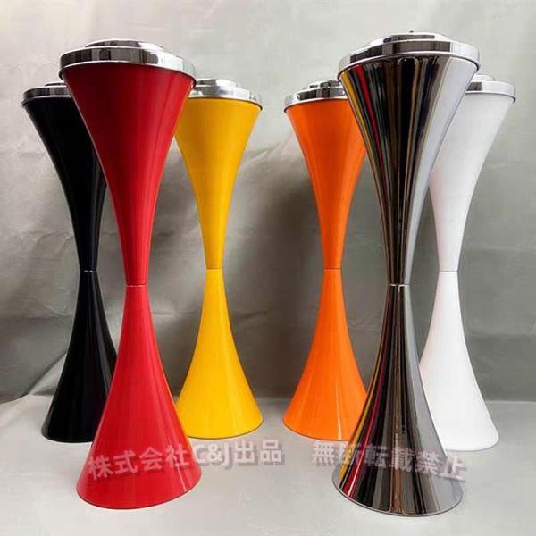 ?商業用灰皿、屋外用ソリッドステンレス鋼構造、灰を簡単に空にするワンタッチレバー、クローム仕上げのトップをエレガントできれいに保ちます。?立っている灰皿、一人で使用する、またはサイドテーブルや他の家具の上に置いて座っている、または立っている...