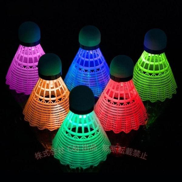 【明るく安定した光る】夜が明けても運動を楽しみ続けると、内蔵のLEDライトが明るく安定した光を放ち、夜空のバドミントンがわかりやすくなります。【オン/オフが簡単】スイッチを切り替えると、LEDライトのオン/オフが簡単になります。オンにすると...