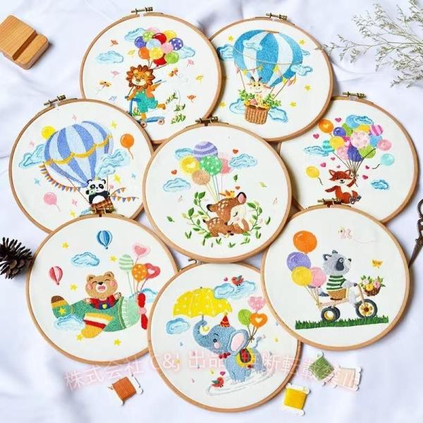 セット内容：プリント布、刺繍糸、竹刺繍フープ、刺繍針２本。親子で楽しめるフラワー刺繍キットセットです。コロナ渦で自粛が続いている中、お家で親子で工作はいかかですか？達成感が強く、楽しいです。サイズ：29cm×29cm。(白い布）