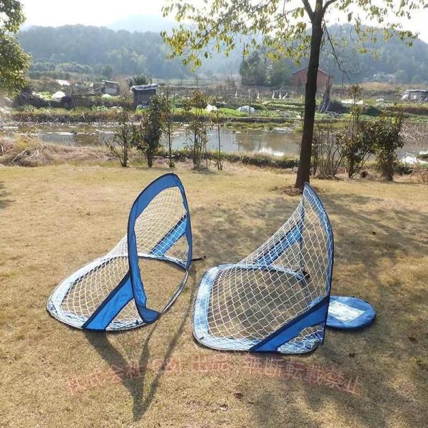 コンパクトに折り畳めて省スペース＆持ち運び可能♪収納バッグ付きのポップアップ式ミニサッカーゴールです。組み立て簡単、自宅や公園で気軽に練習OK◎お子様へのプレゼントにもオススメのアイテムです☆【サイズについて】画像をご参照ください。【素材に...