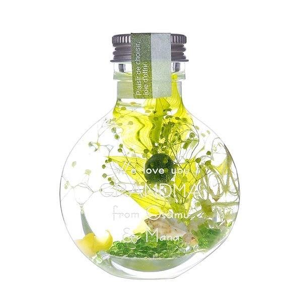 お名前やメッセージ、日付などご自由に、お好きな「ことば」をレリーフすることができます。ご友人などの開店祝い、結婚祝いにちょっぴり気の利いたプレゼントです。世界に１つだけのプレゼントになりますので大変オススメです♪小さな小瓶のハーバリウムはち...