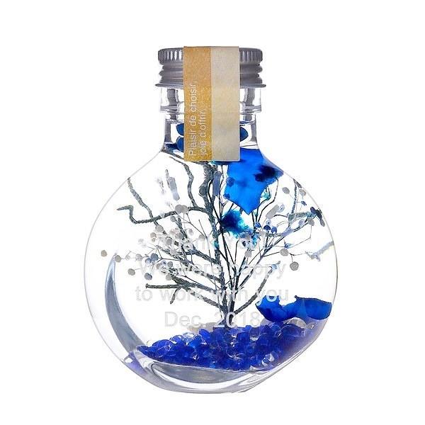 お名前やメッセージ、日付などご自由に、お好きな「ことば」をレリーフすることができます。ご友人などの開店祝い、結婚祝いにちょっぴり気の利いたプレゼントです。世界に１つだけのプレゼントになりますので大変オススメです♪小さな小瓶のハーバリウムはち...