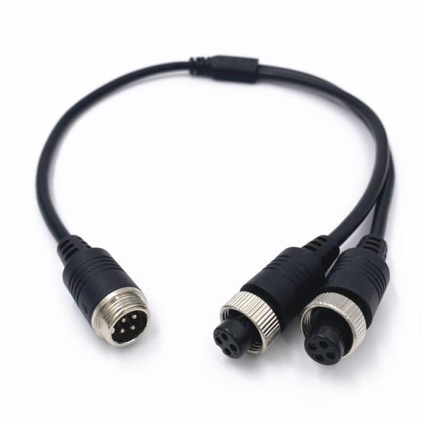 商品特徴：4PINオス端子→4PINメス端子×2の分岐ケーブルです。1台の4PINカメラ映像を2つのモニターに表示可能です。12/24V対応で、大型車や重機などにも対応しております。カラー：ブラック端子形状：4ピンオス→4ピンメス×2動作電...