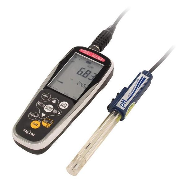 ● 手に持ちやすいスリムなデザイン。● バックライト機能付。● 省電力設計、充電式電池も使用可能。● 防水構造（IP67：1ｍ、30分浸漬可）。● データメモリー機能（1500データ）。※ 当該商品は自社販売と在庫を共有しているため、在庫更...