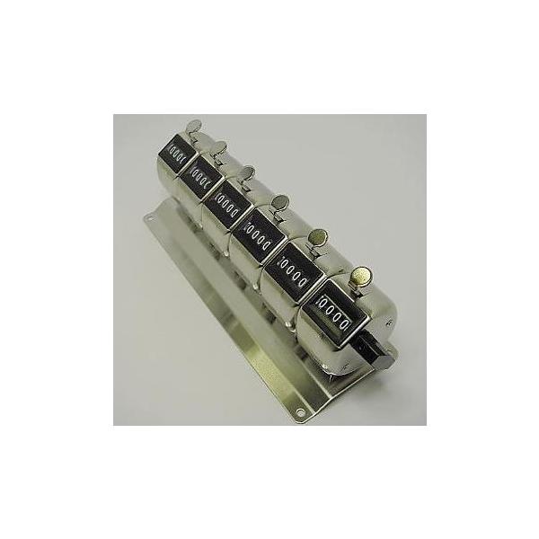 カウンターを連結させプレートに取り付けたタイプの連式カウンターで、６連式です。各カウンターはレバーを一回押すたびに数字が一つ進み、９９９９までカウントできます。側面のリセットノブで一度にすべて０に戻せます。また、表示窓には拡大レンズを採用、...