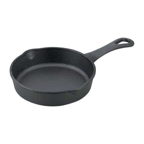 【商品名】　和平フレイズ 鉄スキレット キャンプ ヘビーズ 15cm IH対応 HR-7965 【商品説明】　・商品サイズ:約 幅26.6×奥行16.7×高さ4.4cm、重量:約910g・材質:鉄、表面加工:油焼き(焼付塗装)、底の厚さ:4...