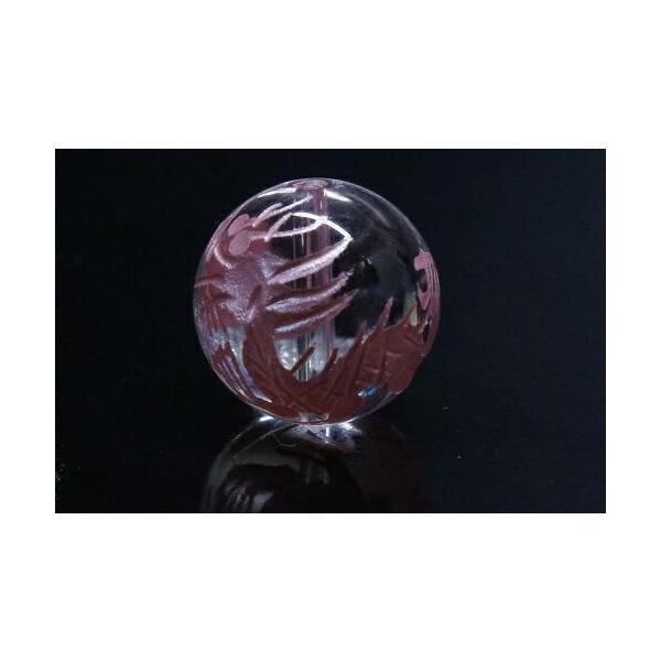 【天然石卸】ピンク　龍彫り水晶　　12ｍｍ　一粒売り〜商品詳細〜ピンク　龍彫り水晶　　12ｍｍ　一粒売り　サイズ　　12mm水晶にピンクの龍が彫刻されています。